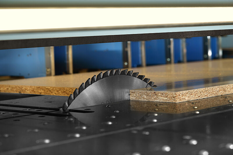 Cutting with full speed through the panel – RazorCut circular sawblades ...